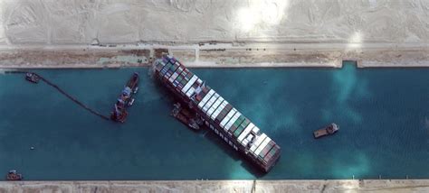 Canale Di Suez Bloccato Da Ravenna Ecco Il Carlo Magno