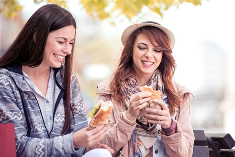 Duas Lindas Garotas Comendo Sandu Che Depois Das Compras Foto Premium