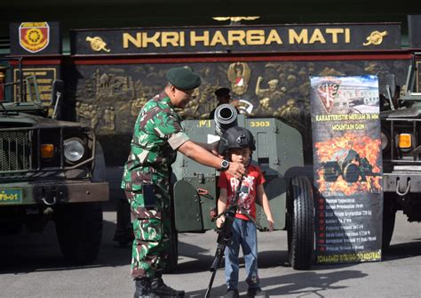 Meriahkan HUT TNI Ke 77 Yonarmed 11 Kostrad Gelar Konser Amal Dan