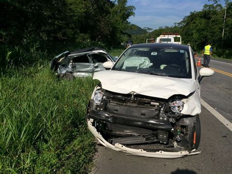 G1 Acidente na Rio Santos mata duas pessoas e deixa carro destruído