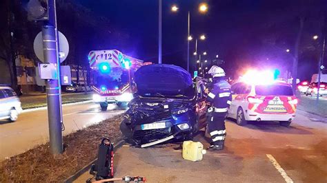 München Auto kippt bei schwerem Unfall um Passanten stellen Wagen