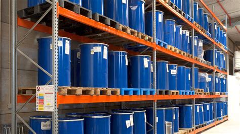 Cómo almacenar productos químicos industriales con seguridad Riesgos y