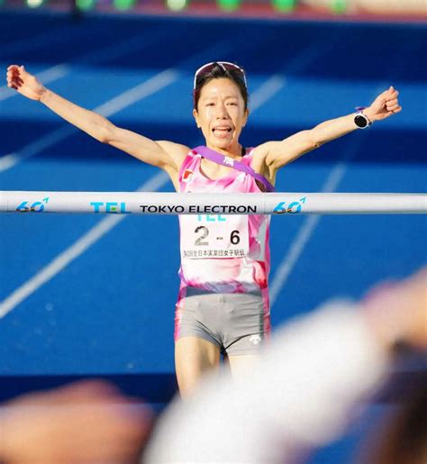 クイーンズ駅伝優勝し記念撮影する右から高島木村佐藤一山五島ジェプングティチら資生堂のメンバーたち撮影木村 揚輔