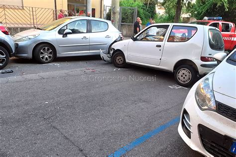 Nuoro Perde Il Controllo Dell Auto E Si Schianta Contro Alcune Auto In
