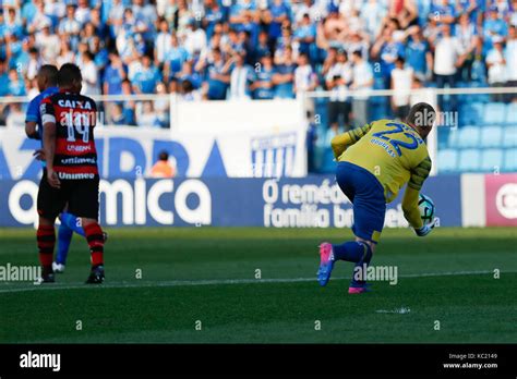 FLORIAN POLIS SC 01 10 2017 AVAÍ X ATLÉTICO GO Douglas and
