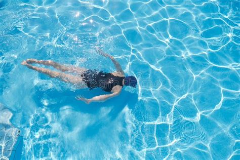 Jeune Fille Dans La Piscine Sous Marine Photo Stock Image Du Femelle