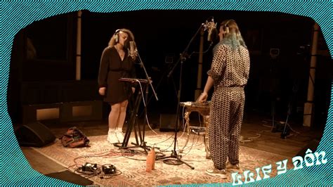 BBC Radio Cymru Rhys Mwyn Sesiynau Llif y Dôn Eadyth ac Izzy