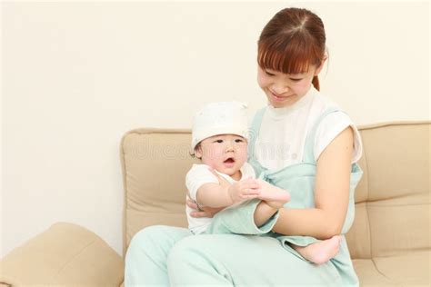 Maman Japonaise Et Son Bébé Photo Stock Image Du Heureux Nourrisson 41320130