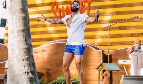 Gusttavo Lima Explode Em Show Short Apertado Prende Cantor E Parte