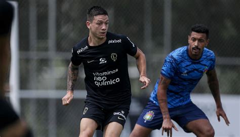 Corinthians tem disputa no meio campo para estreia do Paulistão