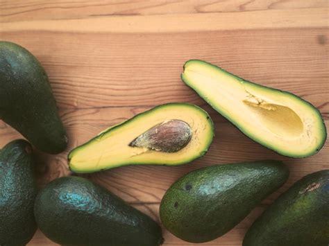 AVOCADO PROPRIETÀ VALORI NUTRIZIONALI BENEFICI E RICETTE
