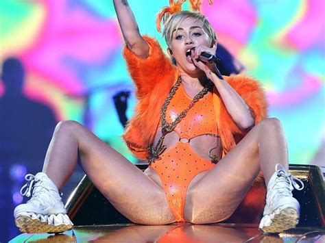 Miley Cyrus Upskirt No Panties Sexdicted