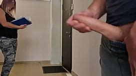 El hombre parpadea en público y se masturba la polla cerca de una chica