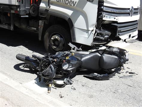 Motociclista fica gravemente ferido em acidente caminhão na Rio