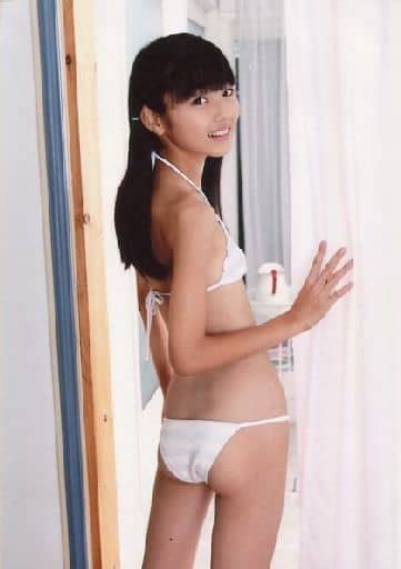 駿河屋 河合真由 膝上水着白水色右向き右手カーテン歯見せ Dvd純真無垢 ホワイトレーベル 河合真由 Part2特典女性生