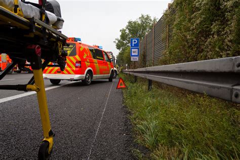 Schwerer Unfall auf A59 in Köln Biker überholt Autos von rechts und