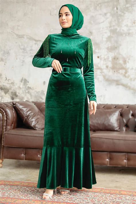 Neva Style Tokalı Kemerli Zümrüt Yeşili Tesettür Kadife Elbise 3748ZY