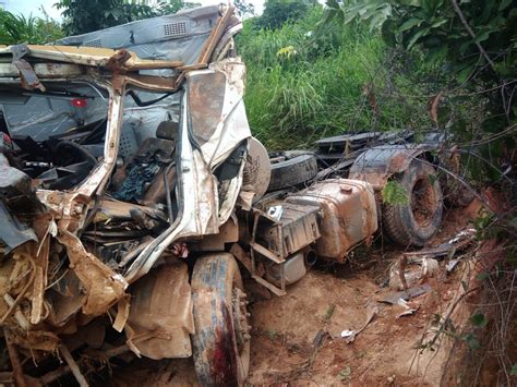 Caminhoneiro morre após bater em barranco na BR 251 em Francisco Sá
