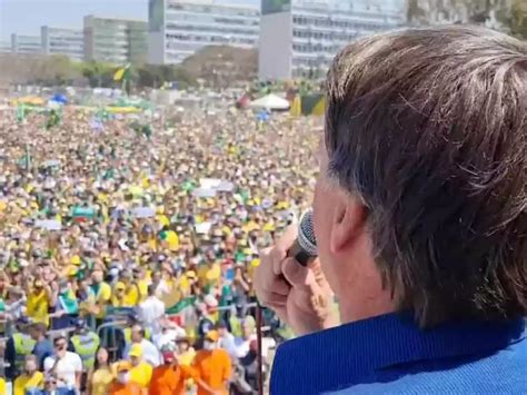 Bolsonaro reúne aliados em Copacabana em ato contra Alexandre de Moraes