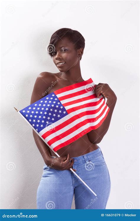 Mujer Negra Con Las Tetas Al Aire Con El Indicador Nacional Americano