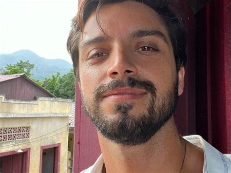 Rodrigo Simas Ator Diz Que Foi Cobrado Para Assumir Bissexualidade