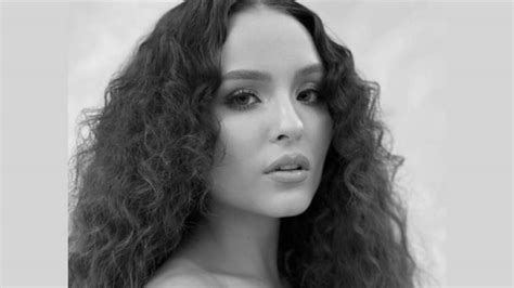 Larissa Manoela posa nua para campanha de consientização do Outubro
