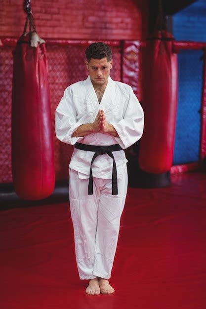Jugador De Karate Parado En Pose De Oraci N Foto Premium