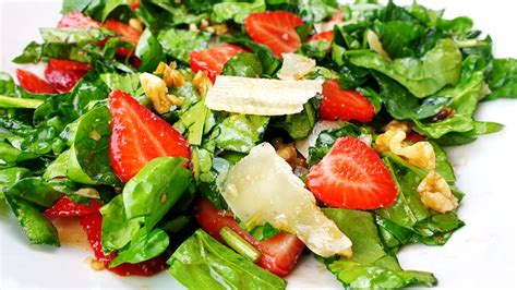 ENSALADA DE ESPINACAS Y FRESAS EN MI SALSA RECETAS FÁCILES