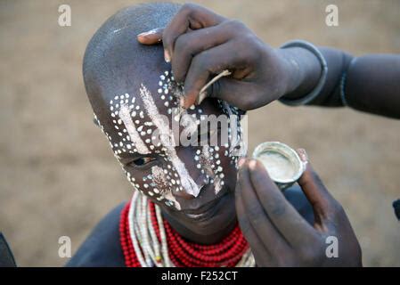 Les garçons de la tribu Mursi avec carrosserie peinte Mursi village