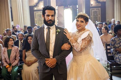 Terra e Paixão Kelvin e Ramiro se casam e dão beijão de língua