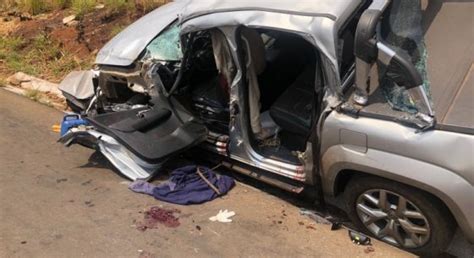 Duas pessoas ficaram gravemente feridas após condutora de carreta