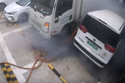 Un auto eléctrico se incendia y explota mientras recarga baterías