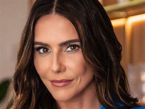 De biquíni Deborah Secco sensualiza na web e impressiona Corpaço
