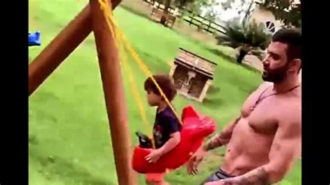 Gusttavo Lima Exibe Corpo Sarado Ao Brincar Os Filhos Foto