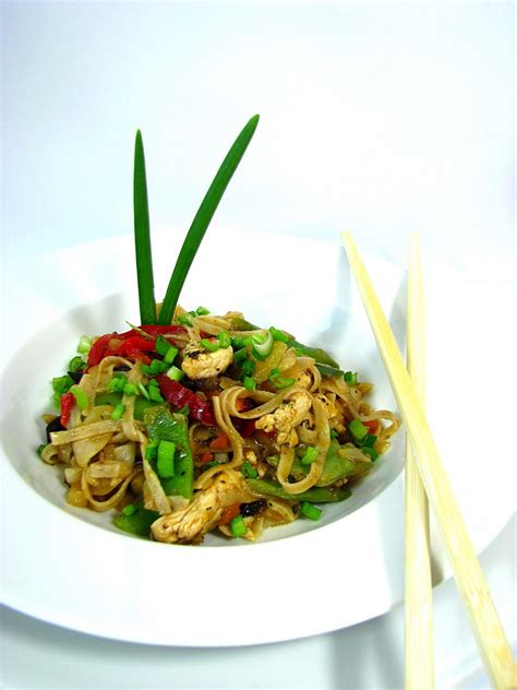 Makaron Stir Fry Z Kurczakiem I Warzywami W Sosie Curry Paulina Krajewska