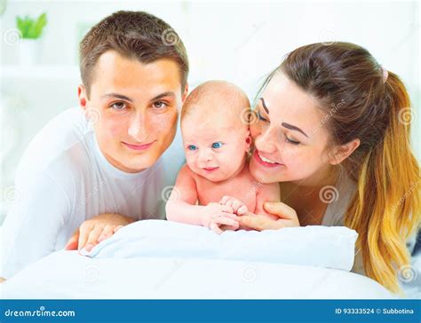 Glückliche Junge Familie Vater Mutter Und Ihr Neugeborenes Baby