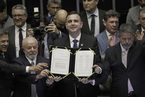 Congresso promulga a reforma tributária a presença dos presidentes