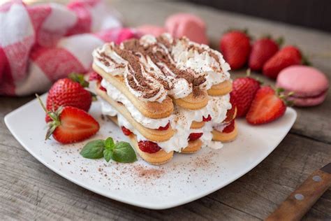 Tiramisù alle fragole e cioccolato il dolce estivo che sorprende
