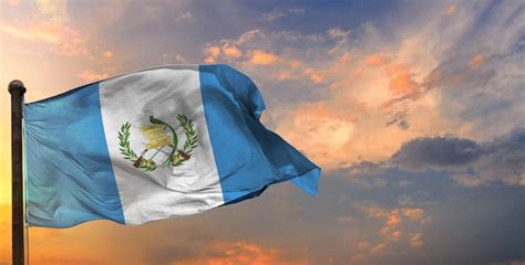La Bandera Ondeante De Guatemala Y El Fondo Del Cielo Foto Premium