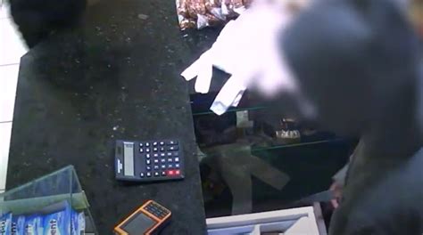 VÍDEO Criminosos roubam padaria e ao sair desejam boa noite em SC