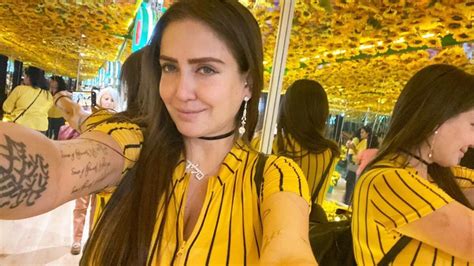 Celia Lora Cubre De Anillos Su Cuerpo Desnudo