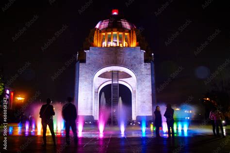 El Monumento a la Revolución es una obra arquitectónica y un mausoleo