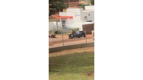 Vídeo mostra homem sendo agredido socos e chutes na cabeça durante