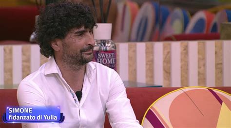 Grande Fratello Simone Entra Nella Casa E Affronta Yulia Togliti L