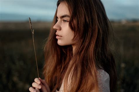 壁纸 妇女 黑发 长发 肖像 看不起 个人资料 面对 景深 连衣裙 户外户外 Juliana Naidenova 2560x1709 Valentino0429