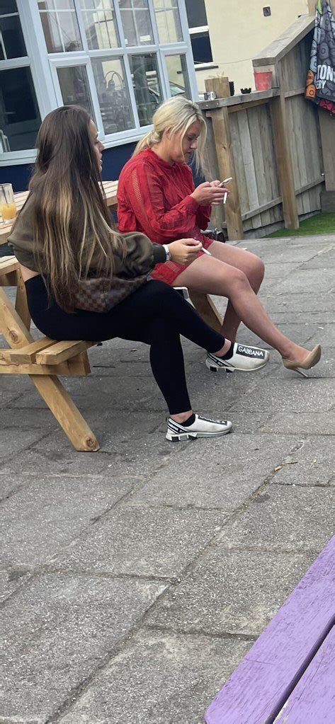 Sexy Women Smoke On Twitter