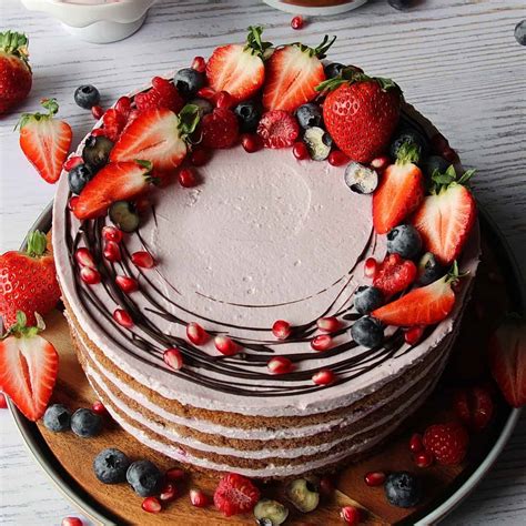 Naked Cake mit frischen Beeren und Biskuitböden Rezept mit Schritt für