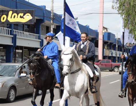 Desfile de la personificación de Francisco Morazán en el Bulevar Morazán