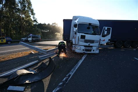 Cortada la autovía Ourense Vigo por un accidente de un camión en As Neves