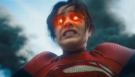 The Flash Quién es Kara Supergirl y por qué está encerrada